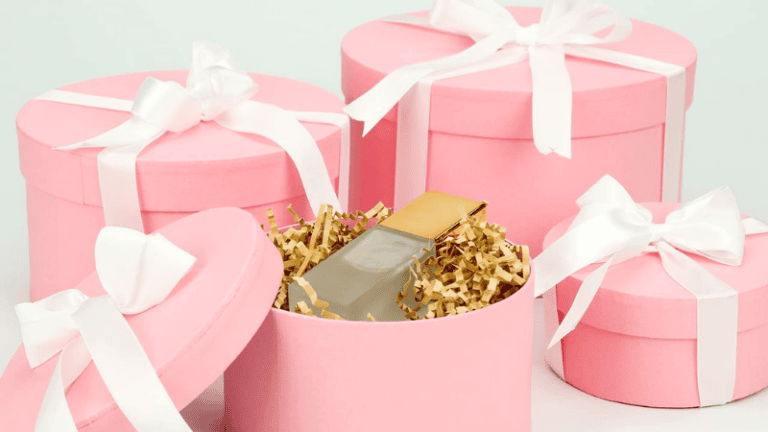 10 Gift Box Contents for Women that Make Her Feel Treasured - Packoi